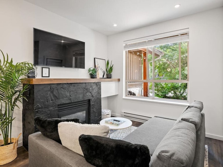 Bright Whistler Village 1br, Hottub, Free Parking, Ac - Whistler