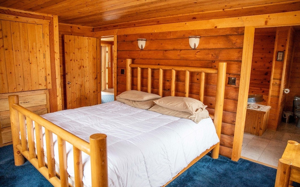 Rainbow Country Cabin: Rural Riverfront Retreat - Emigrant | Vrbo