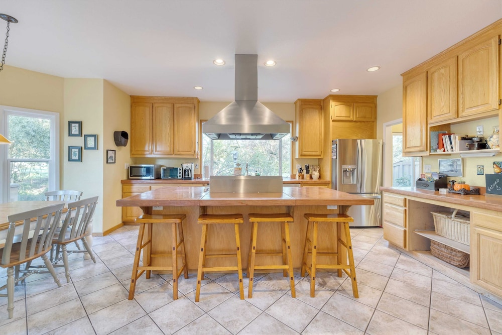 Valley Of The Moon By Avantstay Tranquil Escape, Large Yard W/ Hot Tub & Fire Pit - Sugarloaf Ridge State Park, Kenwood