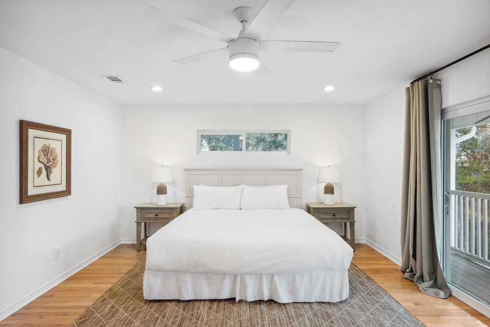 Dolphin Days By Avantstay Pool, 0.2mi To Beach! - Miramar Beach, FL