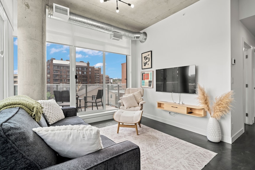 Designer Cosmopolitan Loft In Downtown Calgary - Calgary