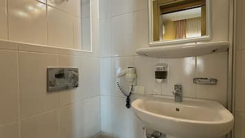 Quarto Clássico | Casa de banho | Um secador de cabelo, chinelos