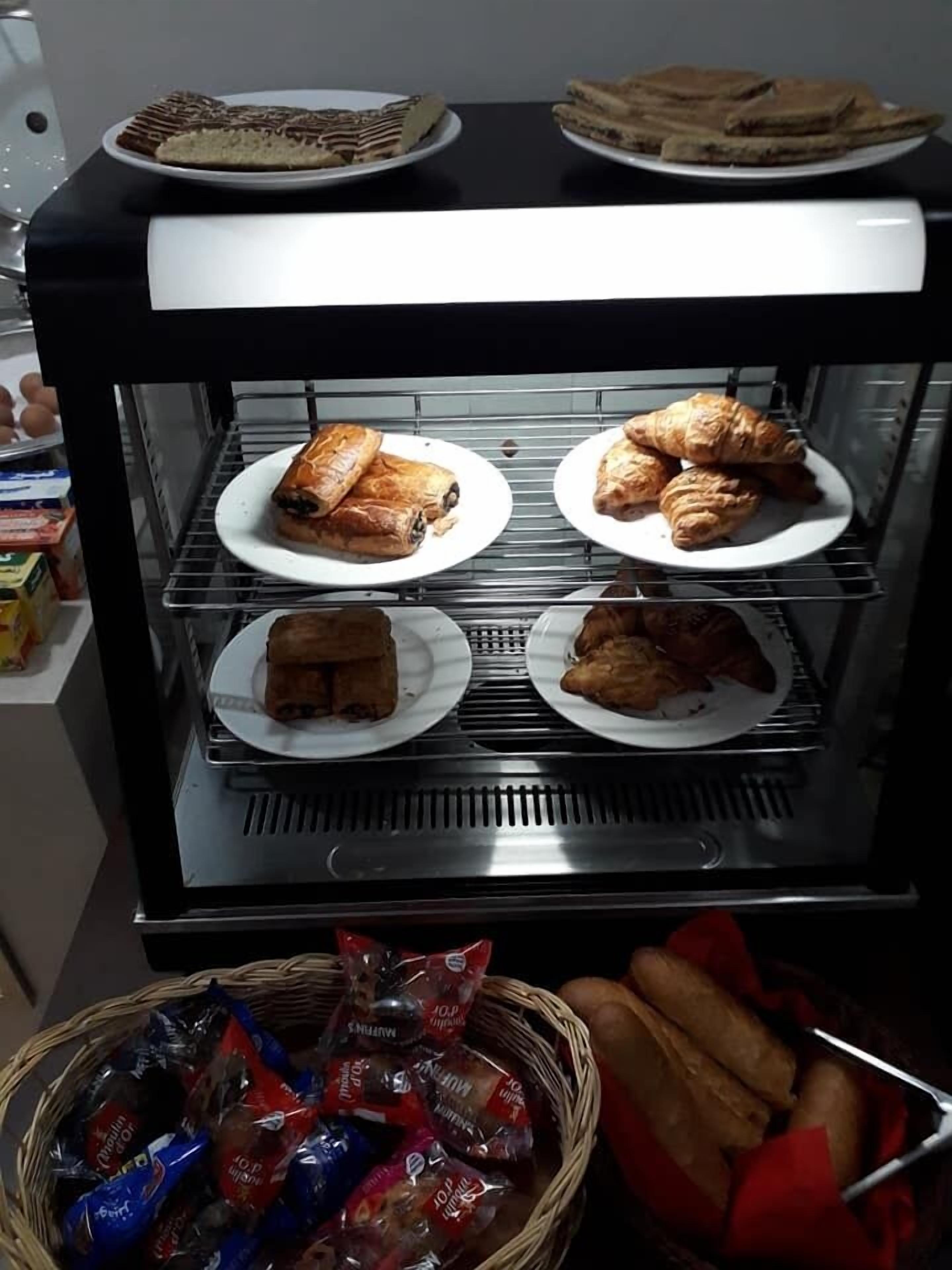 Vitrine de uma padaria com doces e pão.