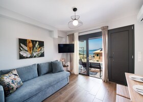 Suite-Estúdio Superior | Sala de estar | Smart TV de 43 polegadas com canais digitais, serviços de streaming 