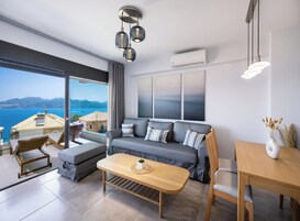 Apartamento Comfort | Sala de estar | Smart TV de 43 polegadas com canais digitais, serviços de streaming 