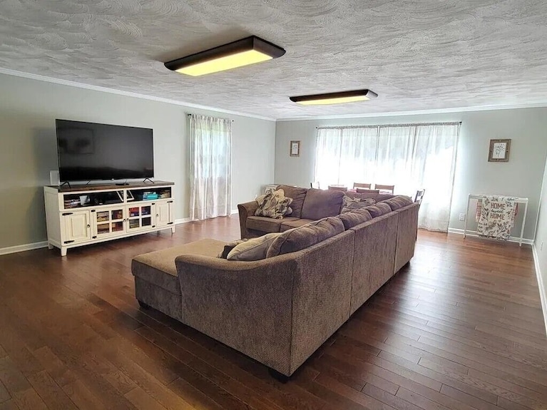 Spacious Mountain Retreat Sleeps 12 Pool, Hot Tub, Peaceful & Beautiful! - Hungry Mother State Park, Marion