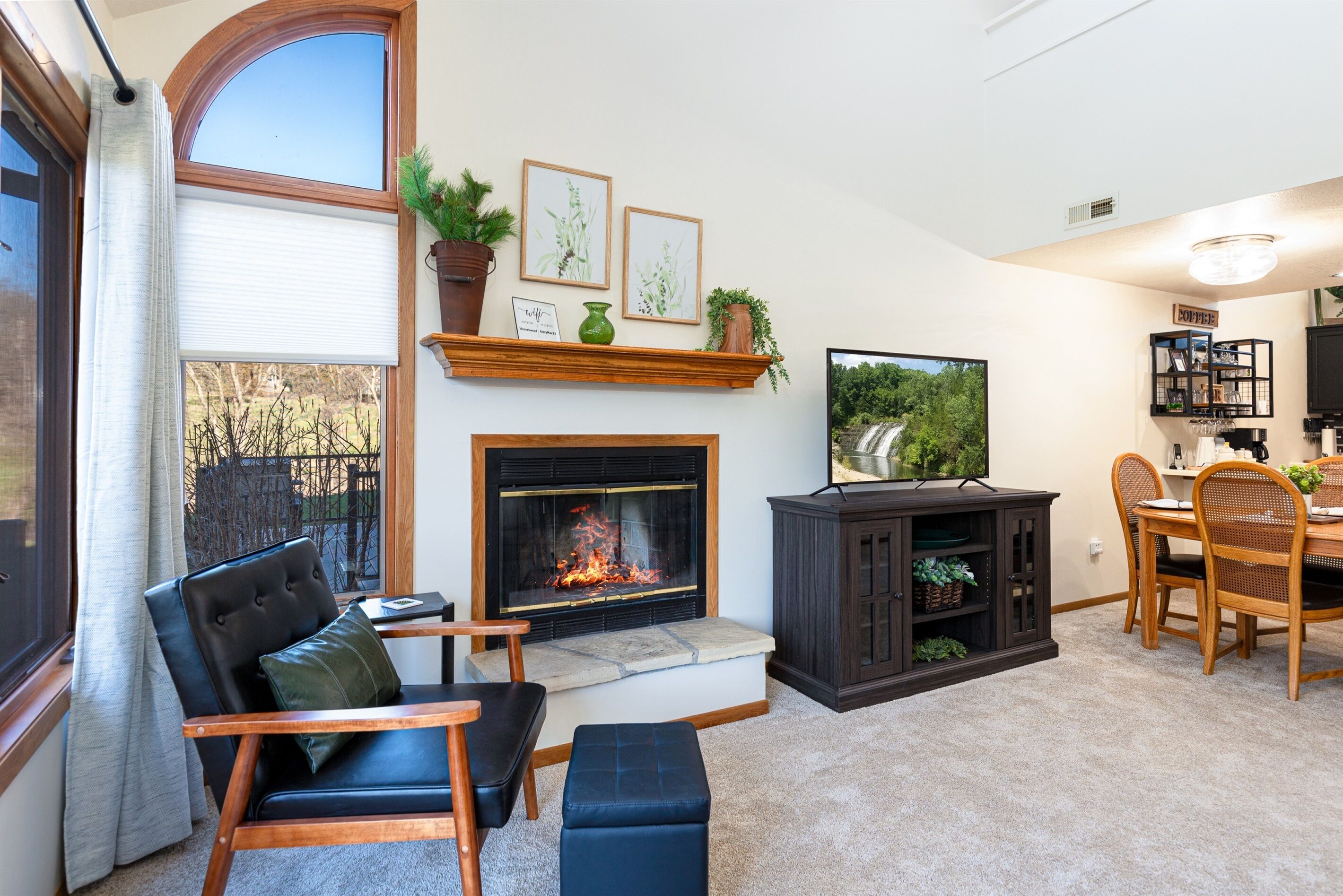 Escape To Creekwood Pines - 2 King Beds, Near Golf, Dog-friendly, Amenity Access - Galena, IL