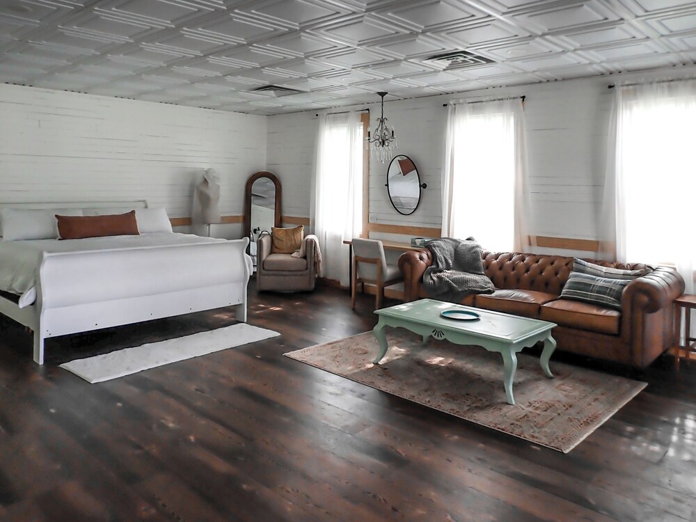 Cozy Countryside Farmhouse with spacious yard! Reviews, Deals & Photos ...