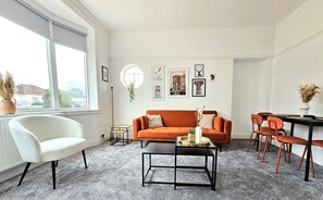 Casa conforto, várias camas, para não fumantes, vista para o jardim | Área de estar | Smart TV 50 polegadas com canais digitais