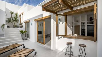 Terraço com espreguiçadeiras