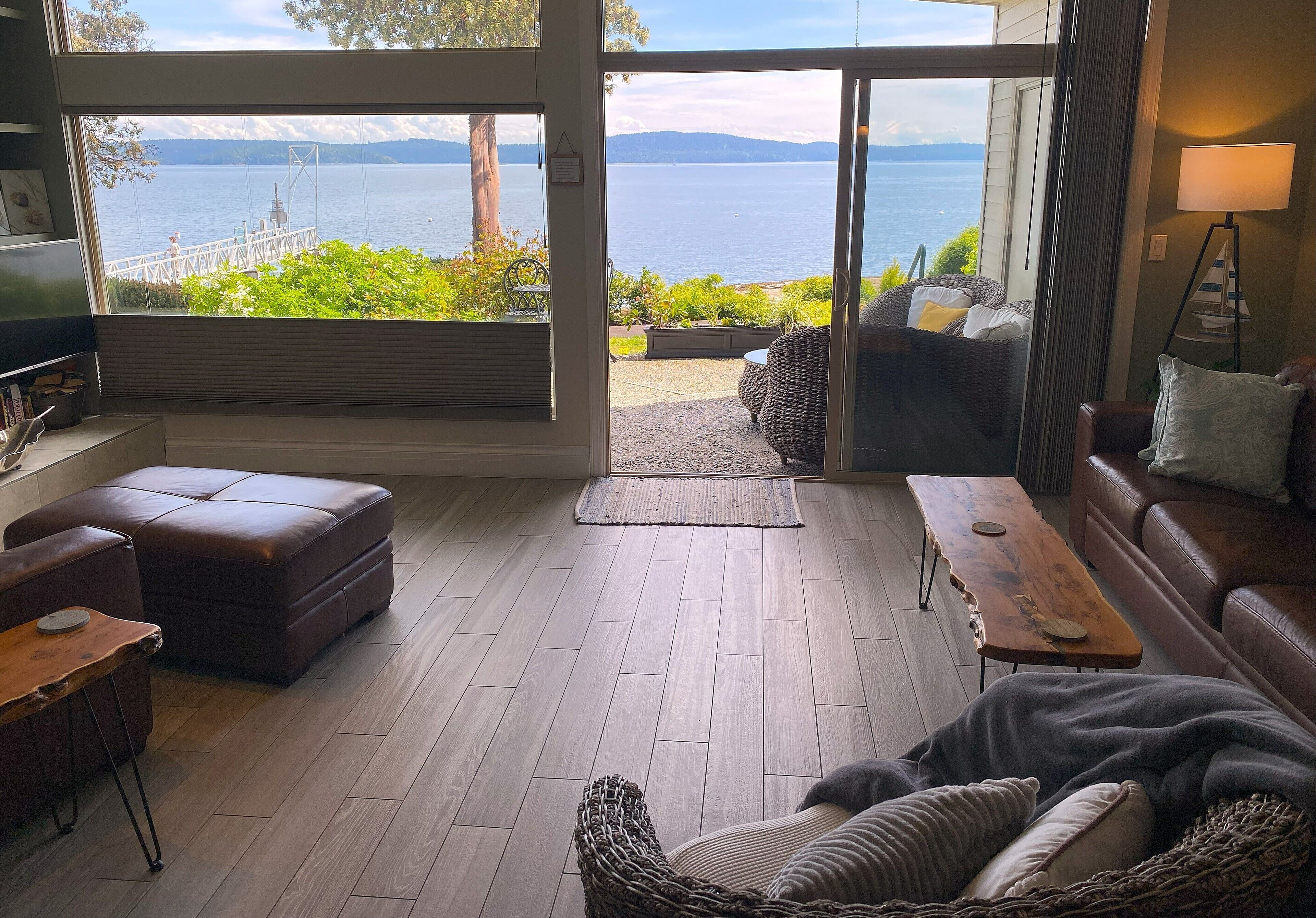 Beach Bliss Oceanfront King Suite!  Stunning View, Fireplace, Pool & Hot Tub! - Ladysmith, Canadá