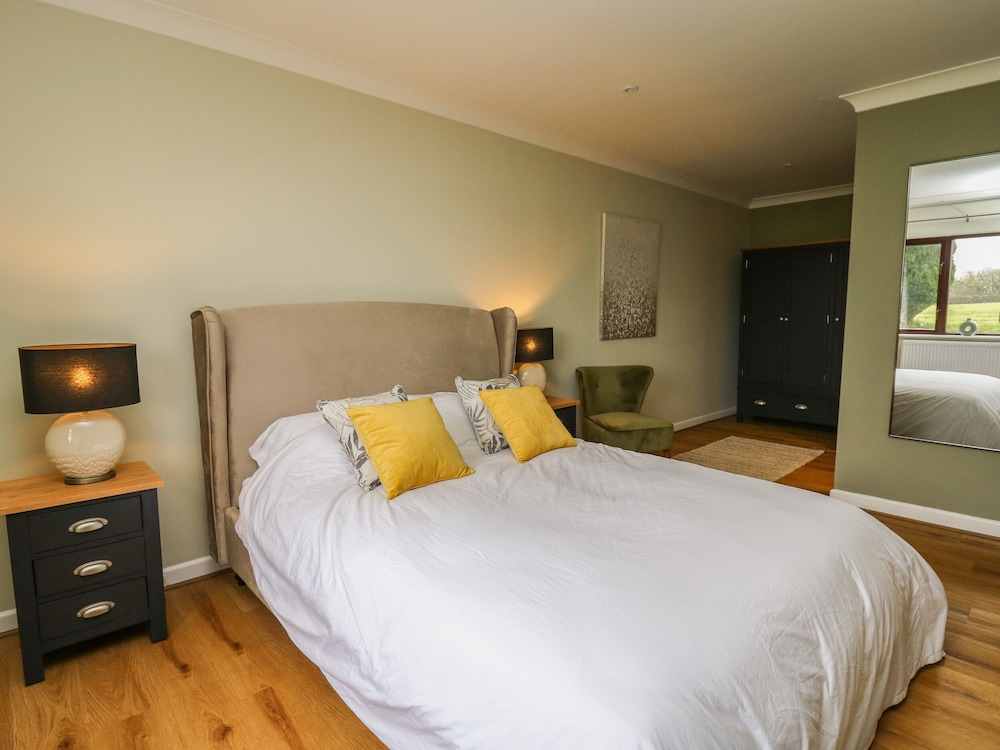 THE OAKS, pet friendly, with a garden in St Clears - Saint Clears | Vrbo