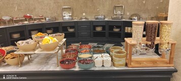 Café da manhã com pratos da culinária local grátis todos os dias