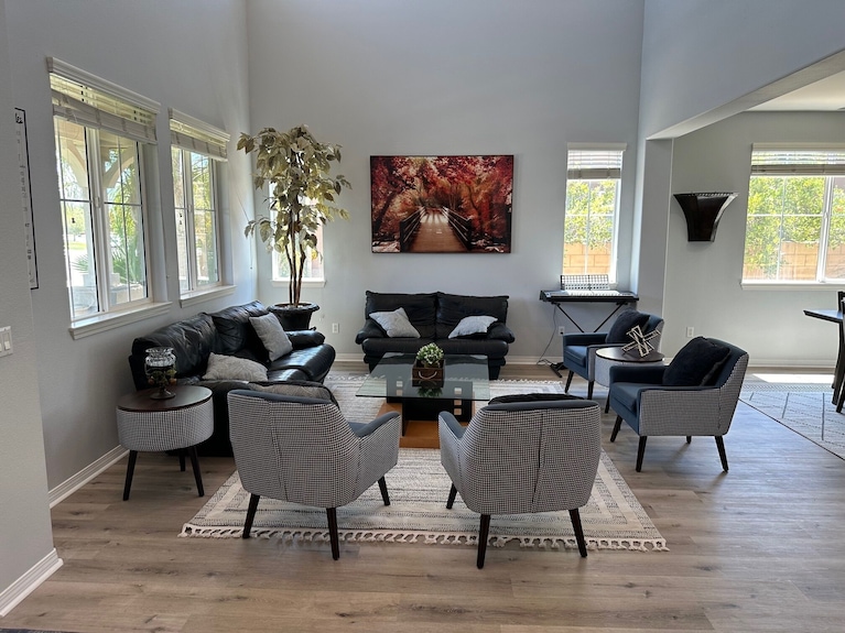 Large Home Centrally Located With Easy Access To Oc And 91/71/15/60 Freeways. - Jurupa Valley, CA