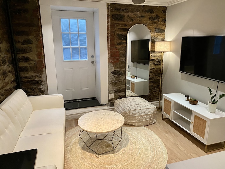 Comfy, Cozy, Chic And Central Manhattan Apartment -