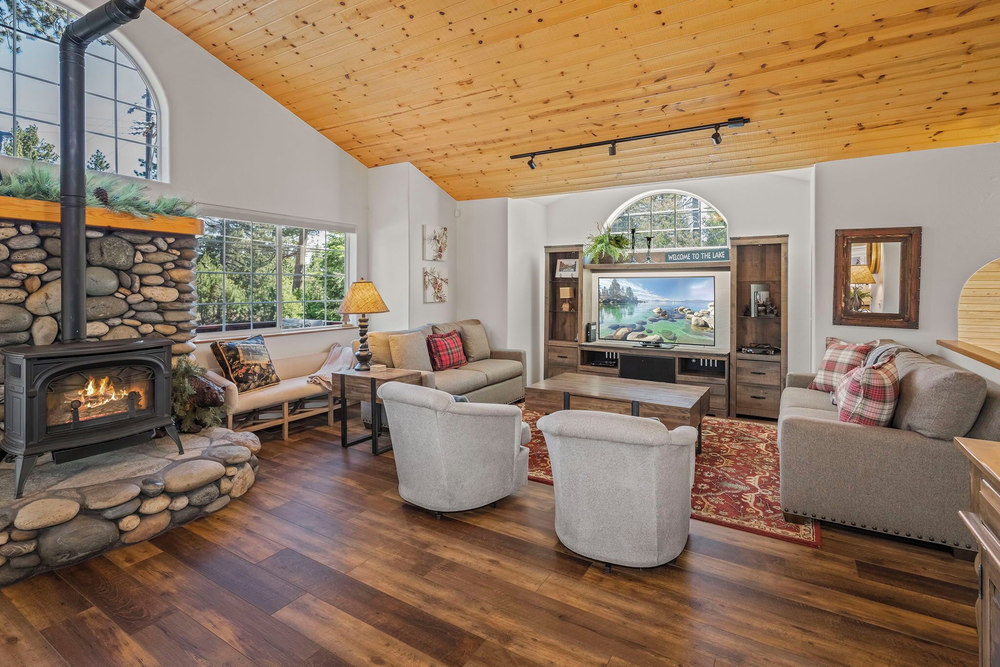 Pine Cone Lodge-3 Bedroom, 2.5 Bath Home, Large Backyard, Walk To Chambers - Tahoma, CA