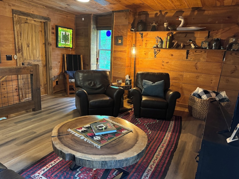 Hilltop Retreat- Quiet & Private, Hot Tub And 20 Acres Of Wilderness. - Georgia, GA