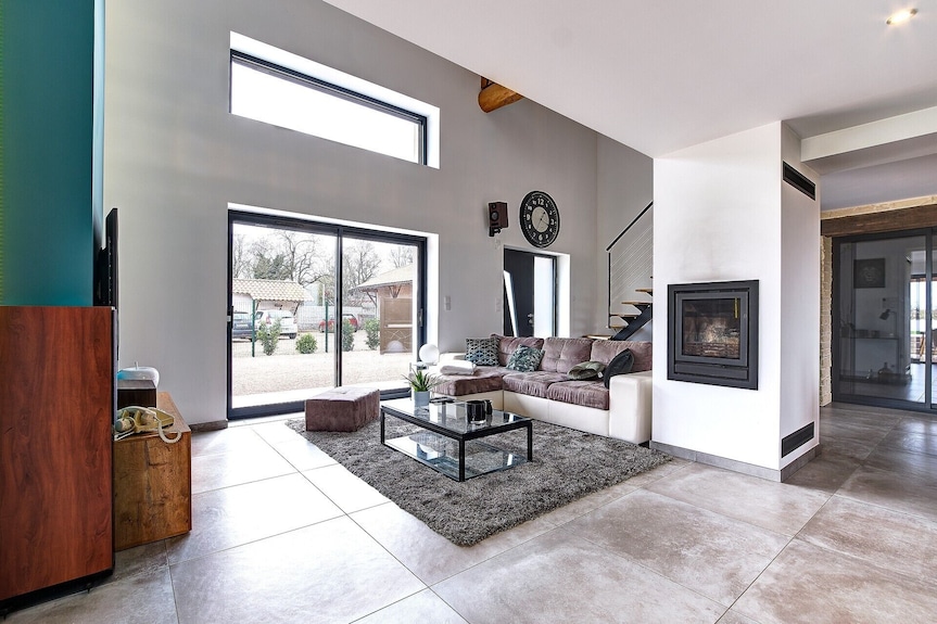 Maison à La Campagne Avec Bel Extérieur Pour Profiter De Bons Moments En Famille - Ain