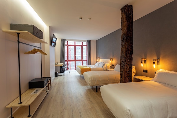 Quarto Quádruplo Familiar, varanda, Vista para a cidade | Camas de colchão viscoelástico, cofre com capacidade para portátil