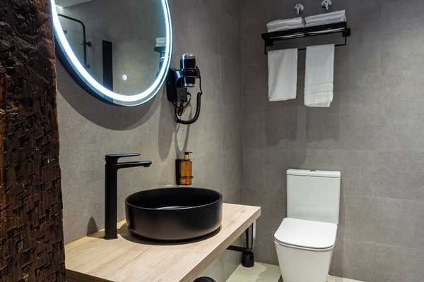Quarto casal | Banheiro | Chuveiro, chuveiro com efeito de chuva, secador de cabelo