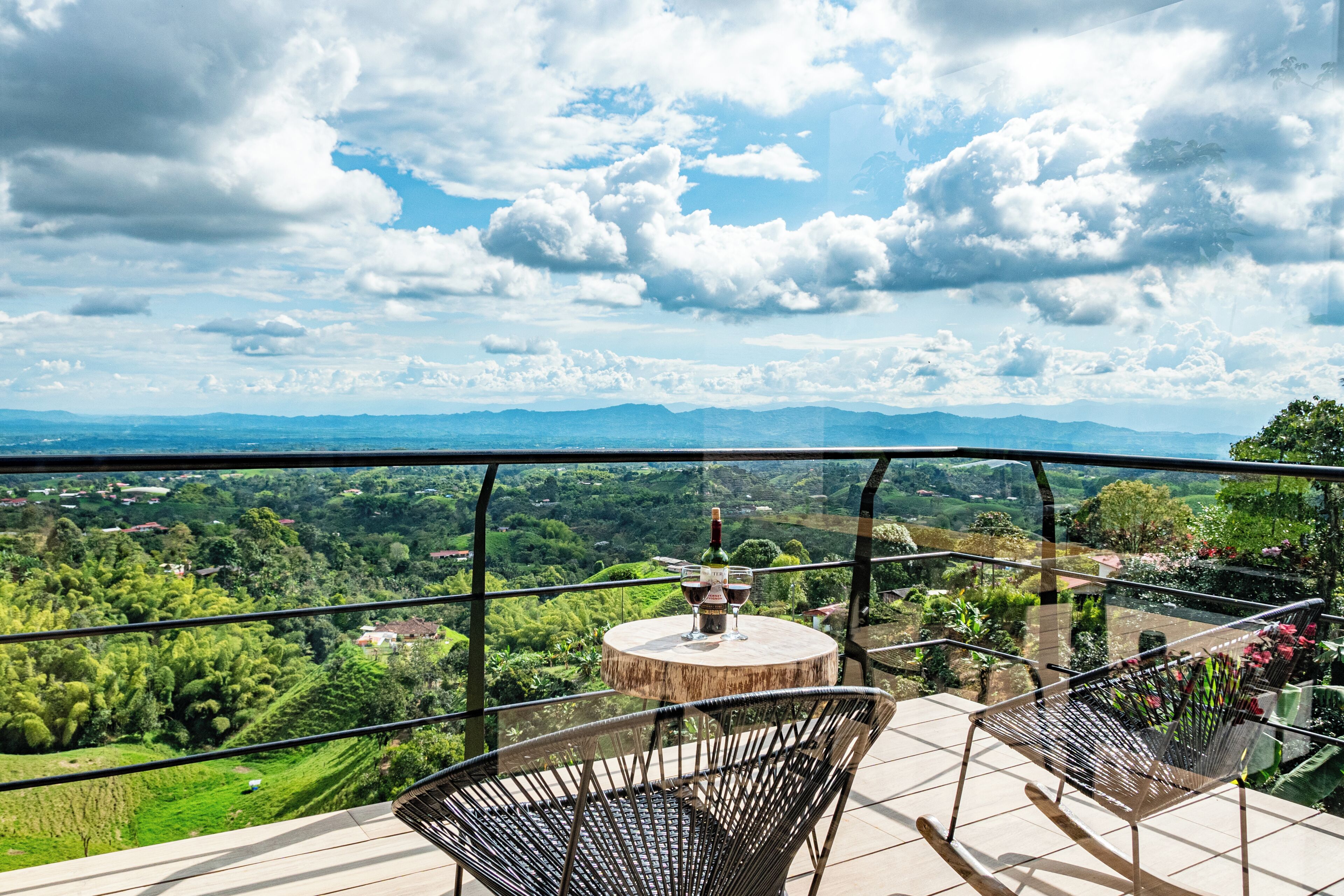 Cabana de Madeira Comfort, 1 quarto, banheira de hidromassagem grande, vista para a montanha | Sala de estar | TV de ecrã plano, lareira, Netflix, serviços de streaming 