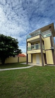 Um edifício de dois andares com uma varanda, uma porta e o número 1070.