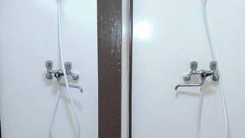 Um polibã e uma banheira separados, uma banheira de imersão total