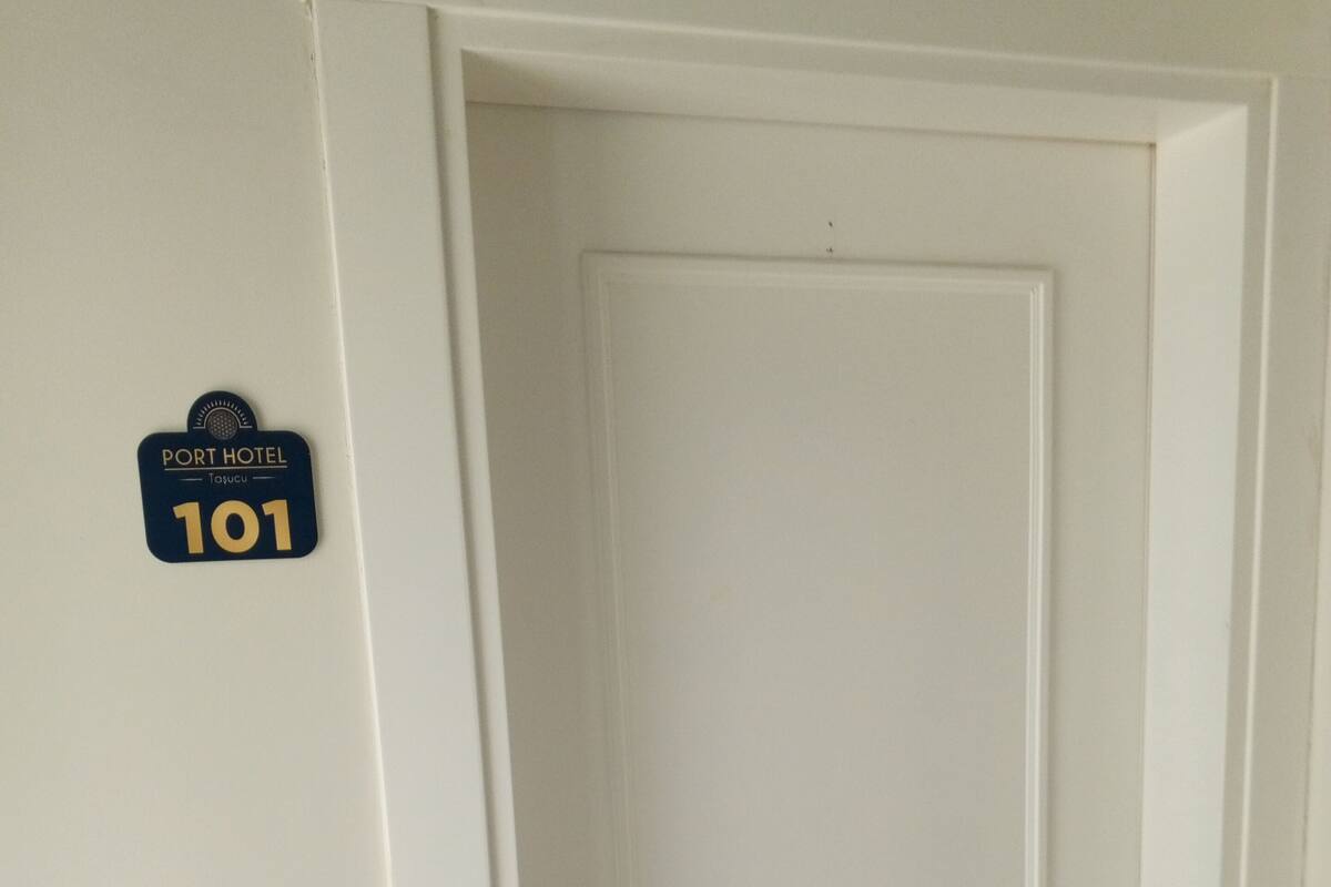 Quarto Duplo Standard | Secretária adequada para computadores portáteis, ferro/tábua de engomar