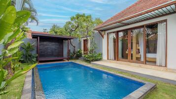Piscina externa, espreguiçadeiras