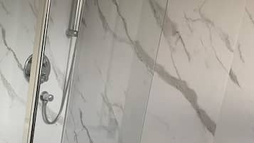 Apartamento | Casa de banho | Um polibã, artigos de higiene pessoal grátis, um secador de cabelo