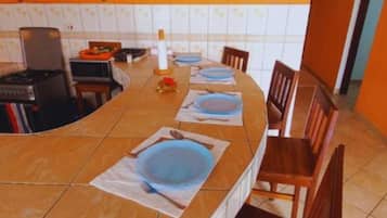Villa Superior, 3 quartos | Kitchenette privada | Um micro-ondas, mesas de jantar