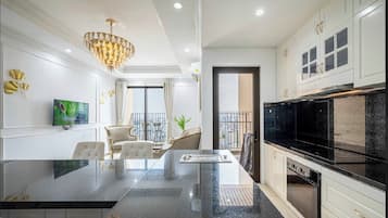 Suíte presidencial, 2 quartos, acesso ao Club Lounge, vista para a cidade | Cozinha privada | Geladeira, micro-ondas, fogão, cooktop