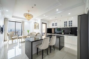 Suíte presidencial, 2 quartos, acesso ao Club Lounge, vista para a cidade | Cozinha privada | Geladeira, micro-ondas, fogão, cooktop