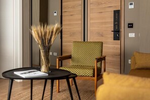 Apartamento, 1 quarto | Sala de estar | Televisor 