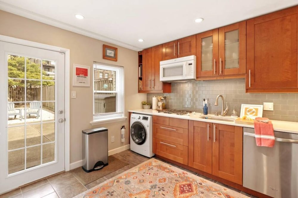 Fells Point Fenced In Yard Weber Gas Grill - Baltimore, MD