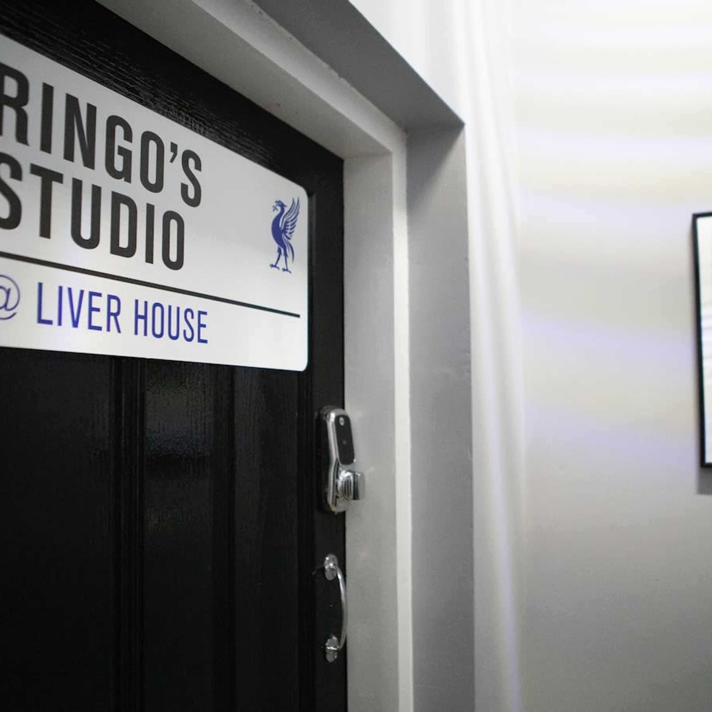 Uma porta com uma placa que diz 'RINGO'S STUDIO LIVER HOUSE'.