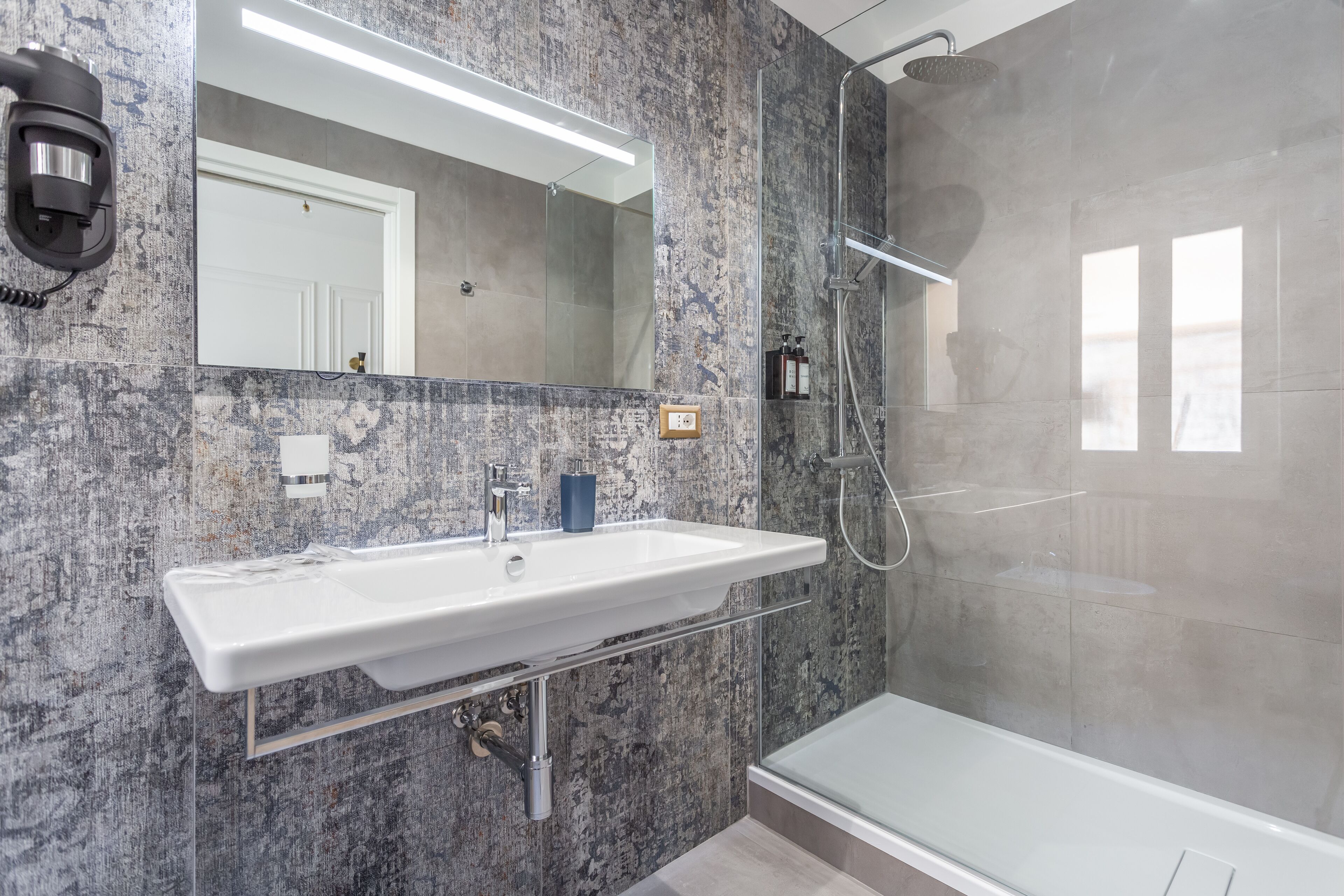 Quarto Executivo | Casa de banho | Um polibã, um secador de cabelo, roupões, um bidé 