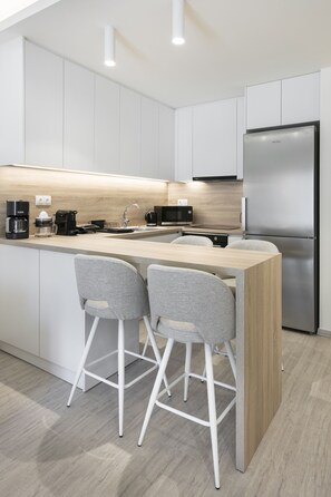 Apartamento luxo, vista para a cidade | Opções para refeição no quarto