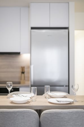 Apartamento luxo, vista para a cidade | Opções para refeição no quarto