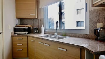 Apartamento | Cozinha privada | Um frigorífico, um micro-ondas, um forno, uma torradeira