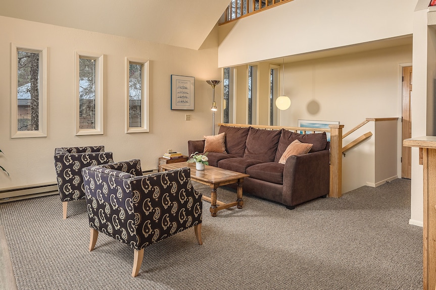 Serene Mountain View Retreat With A Deck & Washer/dryer - Close To The Lifts - Anchorage