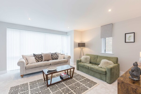 Stylish New Home With Parking - King Beds Garden - Chichester