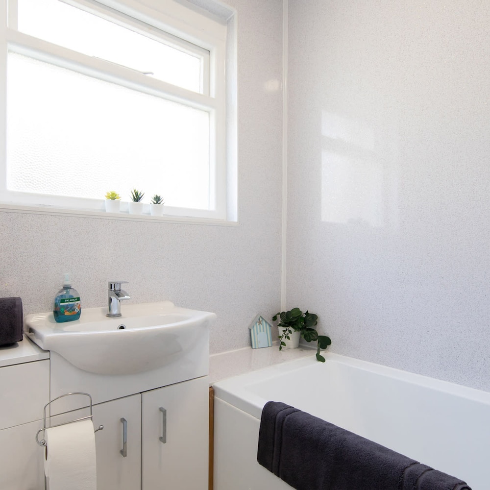 Stunning Beachfront Apt W Balcony Sea Views - Bognor Regis