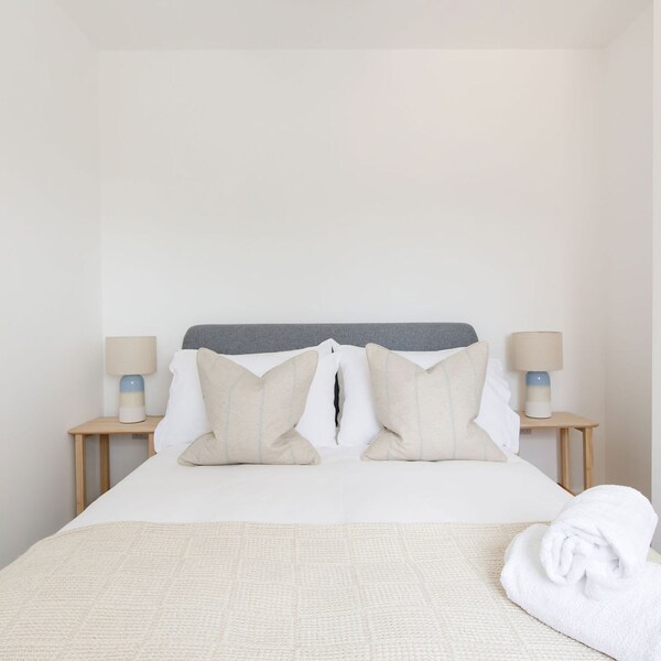 Stylish 2 Bed City Stay - Chichester