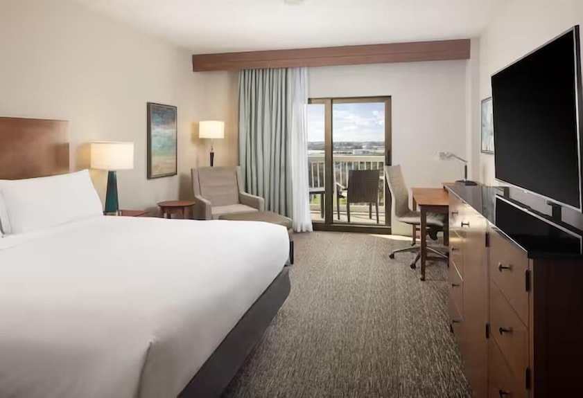 Chic Getaway Near Beach & Downtown | Infinity Pool, Spa Services - Saint Petersburg, FL