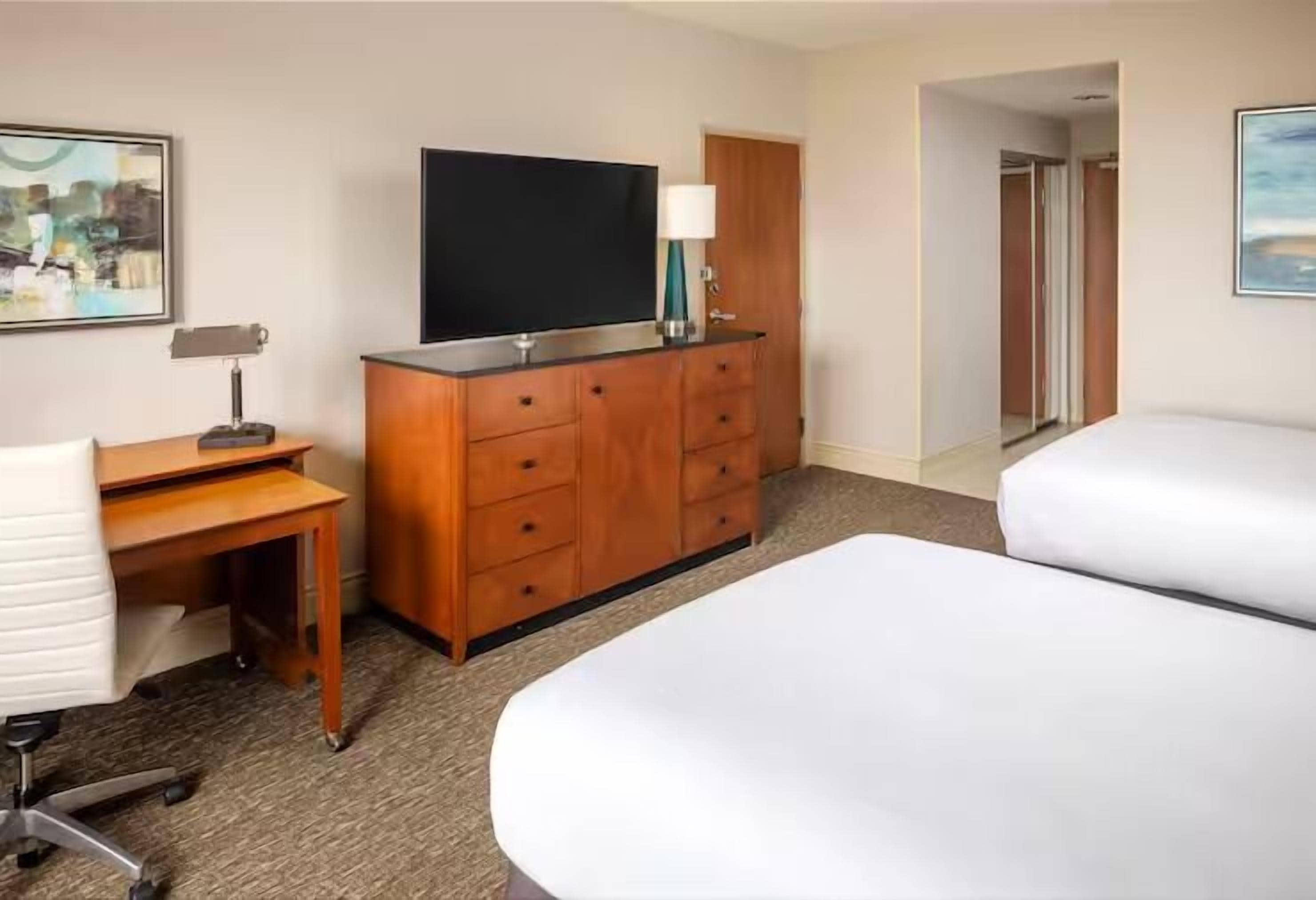 Family Retreat With Infinity Pool & Waterfront Dining - Pinellas Park, FL