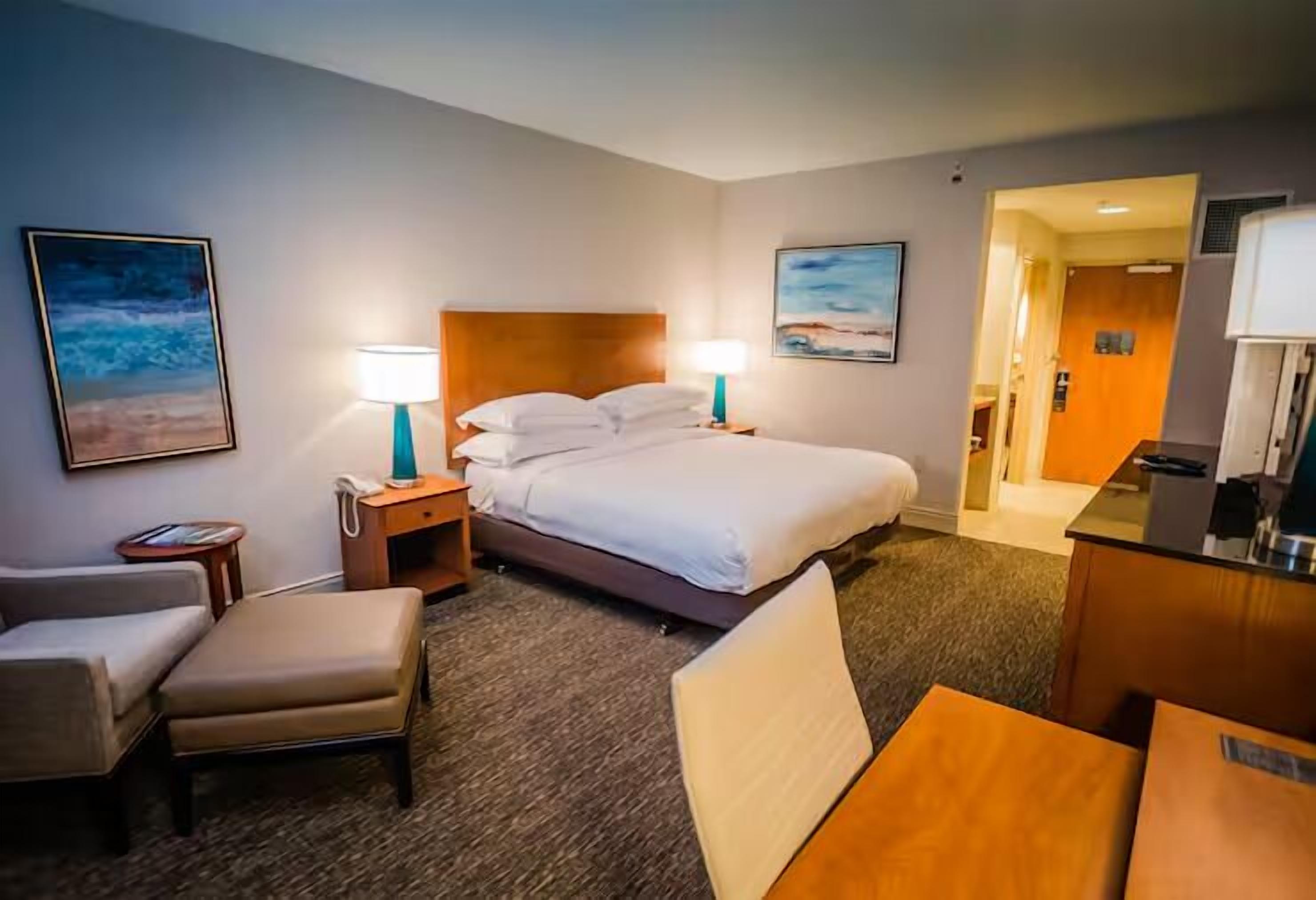 Elegant Stay Near Beach & Downtown | Infinity Pool, Tranquil Setting - Clearwater, FL