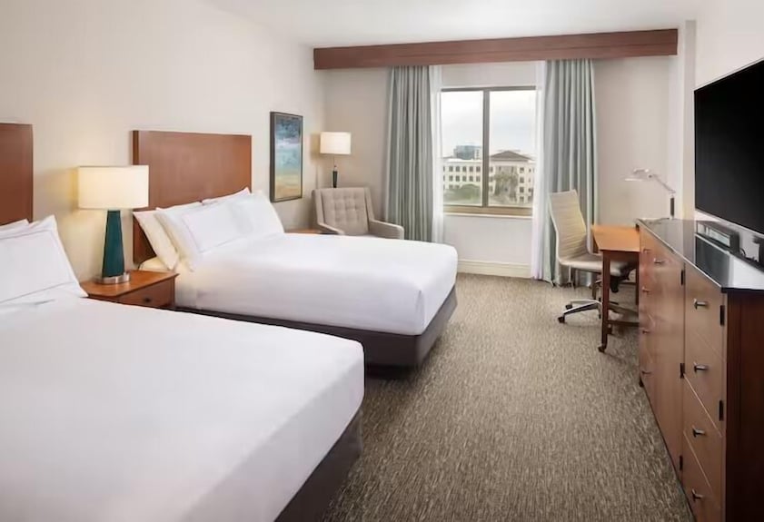 Picture-perfect Family Stay Near Downtown | Lakefront Hotel | 2 Units - St. Petersburg, FL