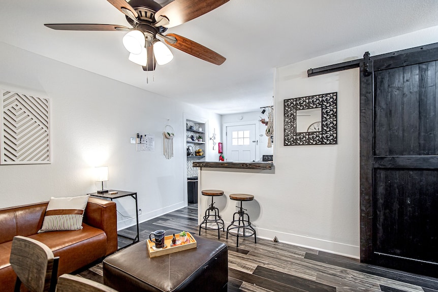 #1 Cottage In Old Town Burleson Walk To Entertainment & Restaurants-free Parking - Burleson, TX