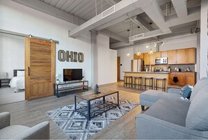 Apartamento standard, 2 quartos | Cozinha privada | Geladeira, micro-ondas, fogão